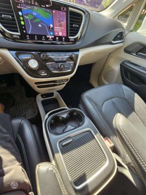 White Chrysler Pacifica 2022 in Plunge, with an engine capacity of 3.60 L and mileage of 50 thousand km for 23100 €, photo 25 on AUTOMOTO.COM.LV