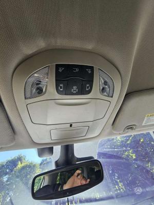 White Chrysler Pacifica 2022 in Plunge, with an engine capacity of 3.60 L and mileage of 50 thousand km for 23100 €, photo 26 on AUTOMOTO.COM.LV