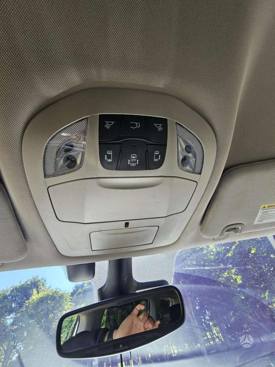 White Chrysler Pacifica 2022 in Plunge, with an engine capacity of 3.60 L and mileage of 50 thousand km for 23100 €, photo 26 on AUTOMOTO.COM.LV