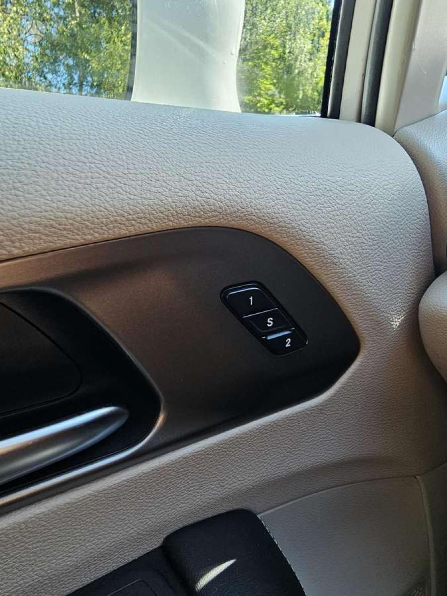 White Chrysler Pacifica 2022 in Plunge, with an engine capacity of 3.60 L and mileage of 50 thousand km for 23100 €, photo 28 on AUTOMOTO.COM.LV