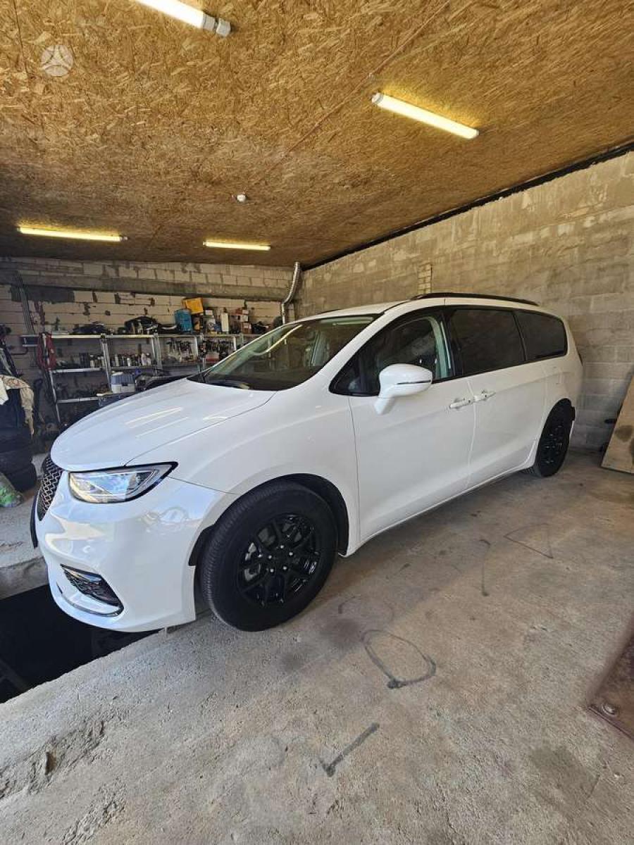 White Chrysler Pacifica 2022 in Plunge, with an engine capacity of 3.60 L and mileage of 50 thousand km for 23100 €, photo 30 on AUTOMOTO.COM.LV