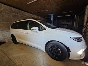 White Chrysler Pacifica 2022 in Plunge, with an engine capacity of 3.60 L and mileage of 50 thousand km for 23100 €, photo 31 on AUTOMOTO.COM.LV