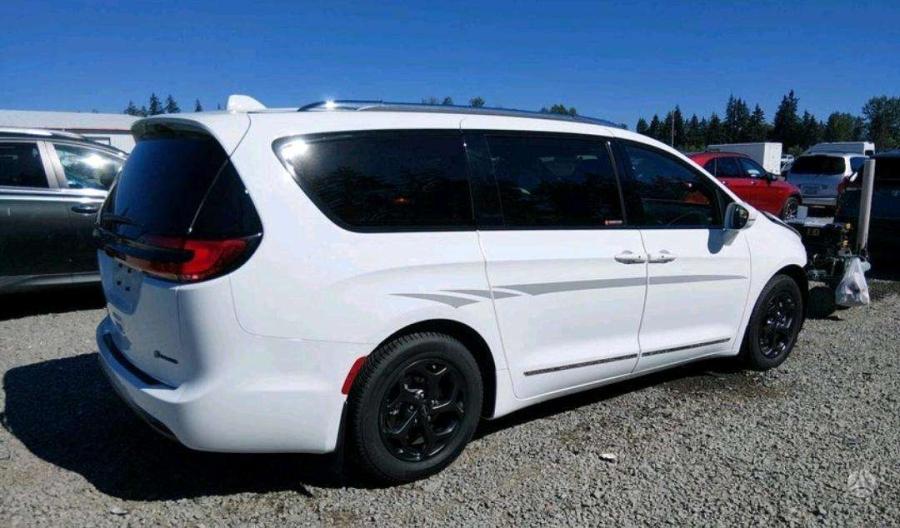 White Chrysler Pacifica 2022 in Kaunas, with an engine capacity of 3.61 L and mileage of 80 thousand km for 16456 €, photo 3 on AUTOMOTO.COM.LV