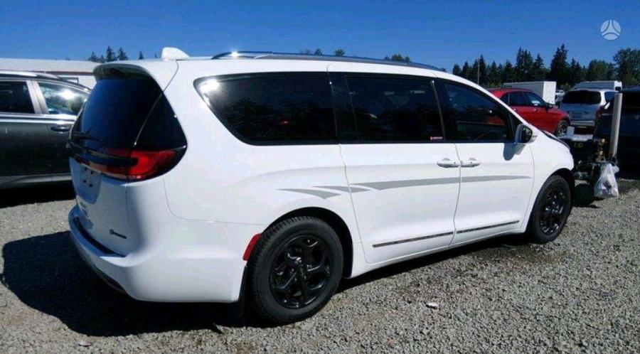 White Chrysler Pacifica 2022 in Kaunas, with an engine capacity of 3.61 L and mileage of 80 thousand km for 16456 €, photo 4 on AUTOMOTO.COM.LV