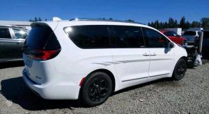White Chrysler Pacifica 2022 in Kaunas, with an engine capacity of 3.61 L and mileage of 80 thousand km for 16456 €, photo 5 on AUTOMOTO.COM.LV