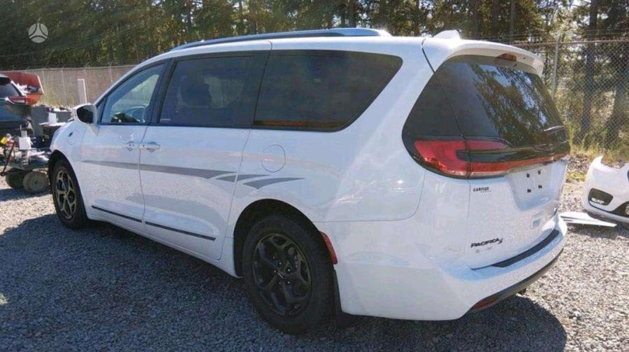 White Chrysler Pacifica 2022 in Kaunas, with an engine capacity of 3.61 L and mileage of 80 thousand km for 16456 €, photo 6 on AUTOMOTO.COM.LV