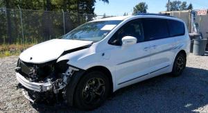 White Chrysler Pacifica 2022 in Kaunas, with an engine capacity of 3.61 L and mileage of 80 thousand km for 16456 €, photo 7 on AUTOMOTO.COM.LV