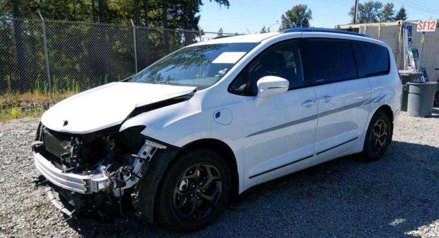 White Chrysler Pacifica 2022 in Kaunas, with an engine capacity of 3.61 L and mileage of 80 thousand km for 16456 €, photo 7 on AUTOMOTO.COM.LV