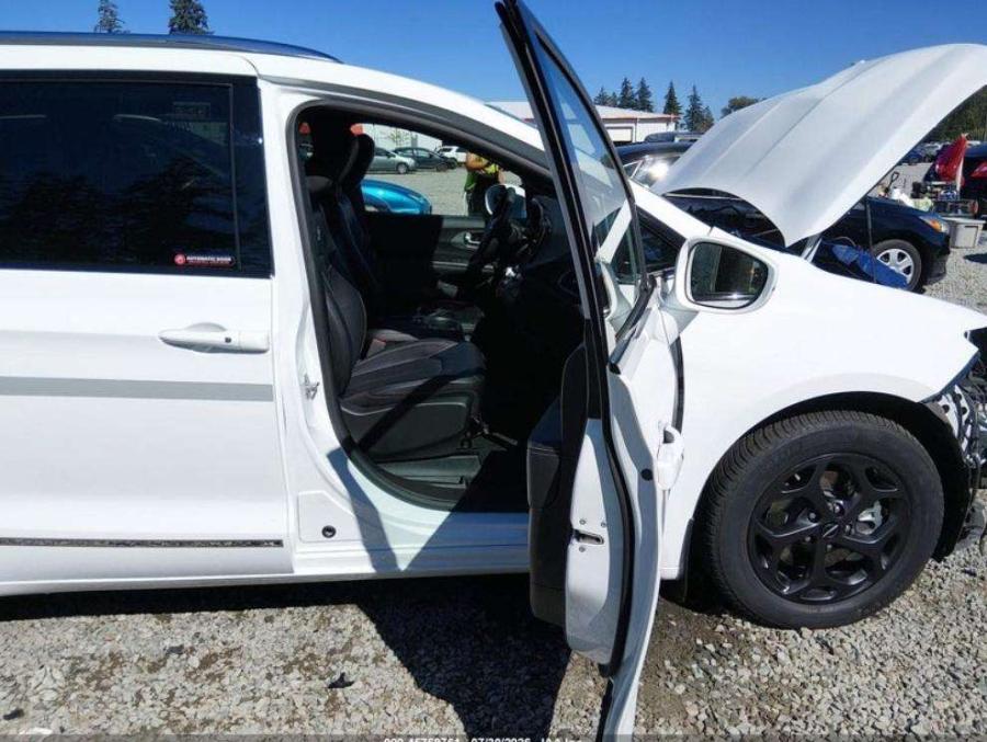 White Chrysler Pacifica 2022 in Kaunas, with an engine capacity of 3.61 L and mileage of 80 thousand km for 16456 €, photo 9 on AUTOMOTO.COM.LV