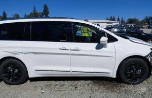White Chrysler Pacifica 2022 in Kaunas, with an engine capacity of 3.61 L and mileage of 80 thousand km for 16456 €, photo 11 on AUTOMOTO.COM.LV