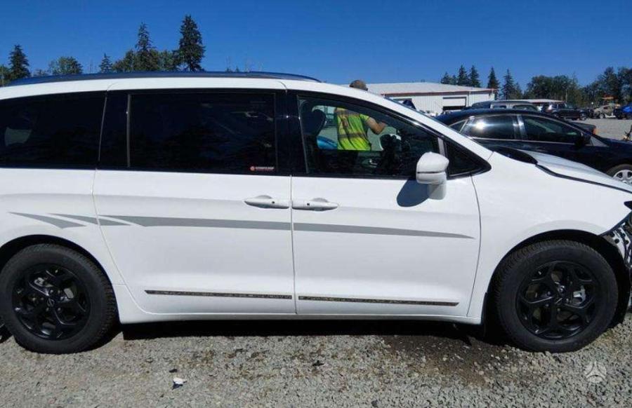 White Chrysler Pacifica 2022 in Kaunas, with an engine capacity of 3.61 L and mileage of 80 thousand km for 16456 €, photo 11 on AUTOMOTO.COM.LV