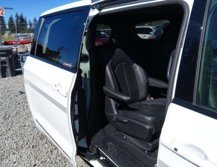 White Chrysler Pacifica 2022 in Kaunas, with an engine capacity of 3.61 L and mileage of 80 thousand km for 16456 €, photo 14 on AUTOMOTO.COM.LV