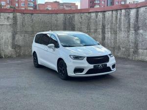 White Chrysler Pacifica 2022 in Klaipeda, with an engine capacity of 3.70 L and mileage of 35 thousand km for 19000 €, photo 1 on AUTOMOTO.COM.LV