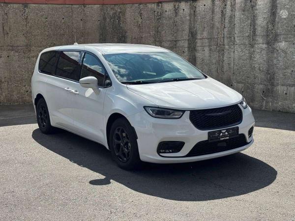 White Chrysler Pacifica 2022 in Klaipeda, with an engine capacity of 3.70 L and mileage of 35 thousand km for 19000 €, photo 3 on AUTOMOTO.COM.LV
