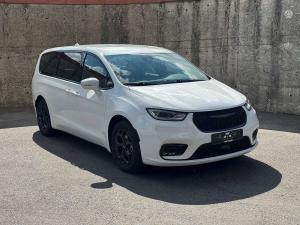 White Chrysler Pacifica 2022 in Klaipeda, with an engine capacity of 3.70 L and mileage of 35 thousand km for 19000 €, photo 3 on AUTOMOTO.COM.LV