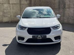 White Chrysler Pacifica 2022 in Klaipeda, with an engine capacity of 3.70 L and mileage of 35 thousand km for 19000 €, photo 4 on AUTOMOTO.COM.LV