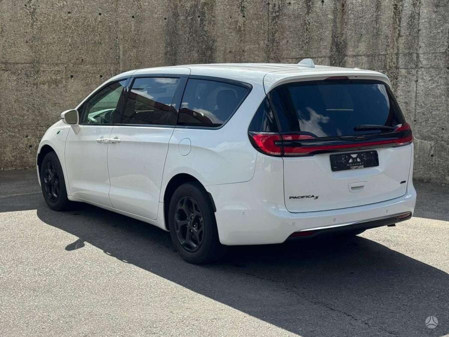White Chrysler Pacifica 2022 in Klaipeda, with an engine capacity of 3.70 L and mileage of 35 thousand km for 19000 €, photo 5 on AUTOMOTO.COM.LV
