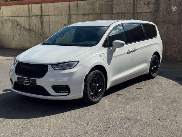 White Chrysler Pacifica 2022 in Klaipeda, with an engine capacity of 3.70 L and mileage of 35 thousand km for 19000 €, photo 6 on AUTOMOTO.COM.LV