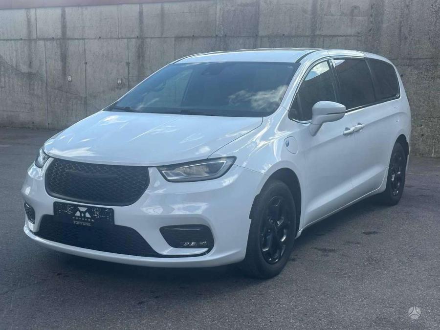 White Chrysler Pacifica 2022 in Klaipeda, with an engine capacity of 3.70 L and mileage of 35 thousand km for 19000 €, photo 7 on AUTOMOTO.COM.LV