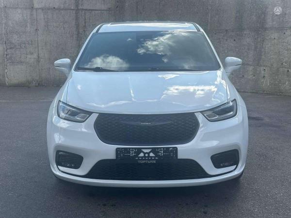 White Chrysler Pacifica 2022 in Klaipeda, with an engine capacity of 3.70 L and mileage of 35 thousand km for 19000 €, photo 8 on AUTOMOTO.COM.LV