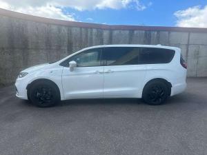 White Chrysler Pacifica 2022 in Klaipeda, with an engine capacity of 3.70 L and mileage of 35 thousand km for 19000 €, photo 9 on AUTOMOTO.COM.LV