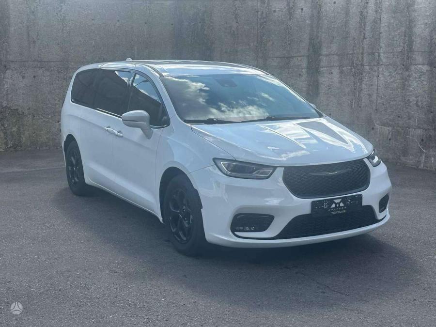White Chrysler Pacifica 2022 in Klaipeda, with an engine capacity of 3.70 L and mileage of 35 thousand km for 19000 €, photo 10 on AUTOMOTO.COM.LV