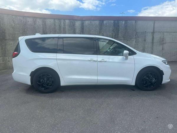 White Chrysler Pacifica 2022 in Klaipeda, with an engine capacity of 3.70 L and mileage of 35 thousand km for 19000 €, photo 11 on AUTOMOTO.COM.LV