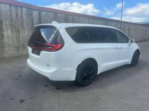 White Chrysler Pacifica 2022 in Klaipeda, with an engine capacity of 3.70 L and mileage of 35 thousand km for 19000 €, photo 12 on AUTOMOTO.COM.LV