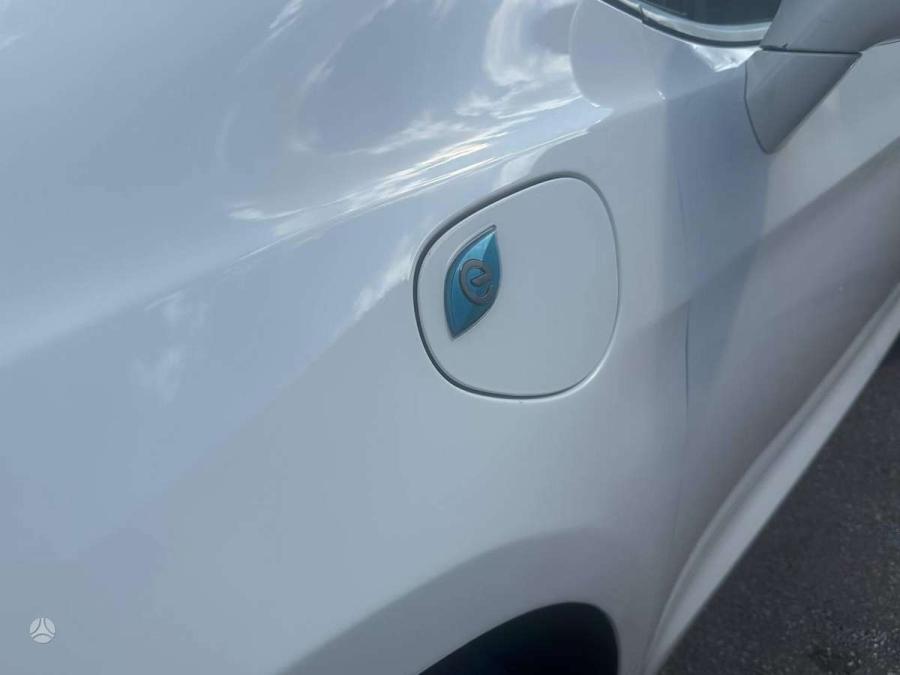 White Chrysler Pacifica 2022 in Klaipeda, with an engine capacity of 3.70 L and mileage of 35 thousand km for 19000 €, photo 13 on AUTOMOTO.COM.LV