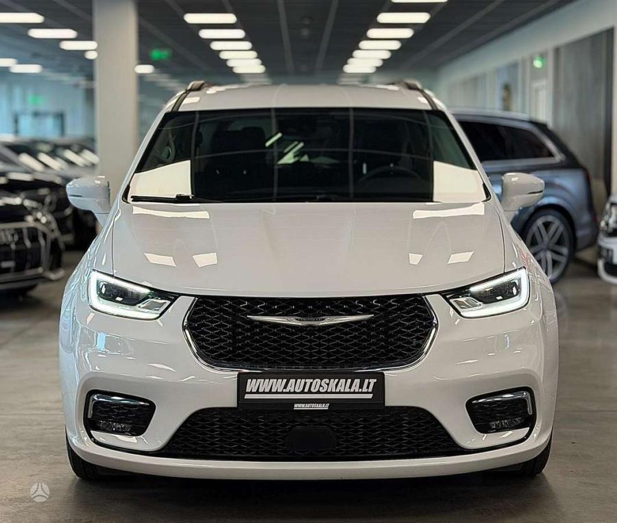 Balts Chrysler Pacifica 2022 Klaipėda, ar dzinēja tilpumu 3.61 L un nobraukumu 157 tūkst. km par 19900 €, foto 3 vietnē AUTOMOTO.COM.LV