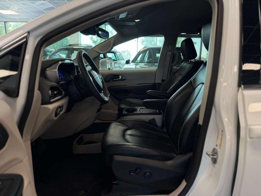 Balts Chrysler Pacifica 2022 Klaipėda, ar dzinēja tilpumu 3.61 L un nobraukumu 157 tūkst. km par 19900 €, foto 8 vietnē AUTOMOTO.COM.LV
