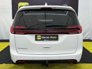 White Chrysler Pacifica 2022 in Vilnius, with an engine capacity of 3.60 L and mileage of 50 thousand km for 25990 €, photo 6 on AUTOMOTO.COM.LV