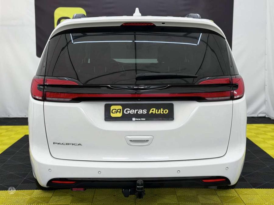 White Chrysler Pacifica 2022 in Vilnius, with an engine capacity of 3.60 L and mileage of 50 thousand km for 25990 €, photo 6 on AUTOMOTO.COM.LV