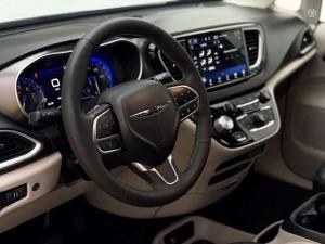 White Chrysler Pacifica 2022 in Vilnius, with an engine capacity of 3.60 L and mileage of 50 thousand km for 25990 €, photo 10 on AUTOMOTO.COM.LV