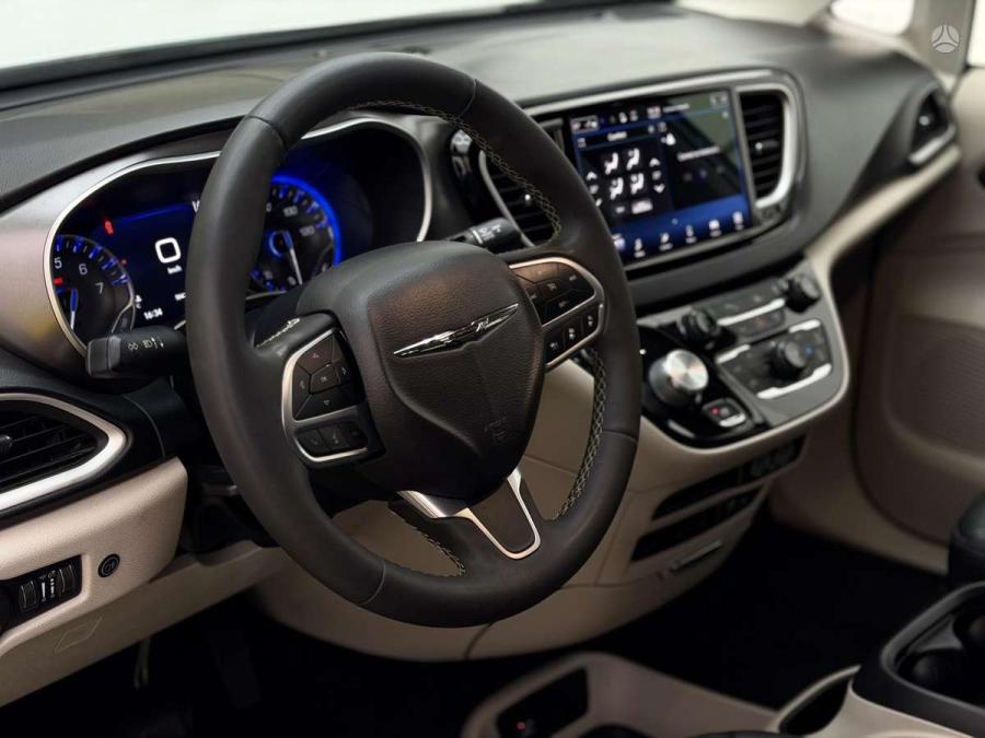 White Chrysler Pacifica 2022 in Vilnius, with an engine capacity of 3.60 L and mileage of 50 thousand km for 25990 €, photo 10 on AUTOMOTO.COM.LV