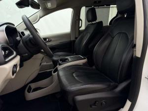 White Chrysler Pacifica 2022 in Vilnius, with an engine capacity of 3.60 L and mileage of 50 thousand km for 25990 €, photo 11 on AUTOMOTO.COM.LV