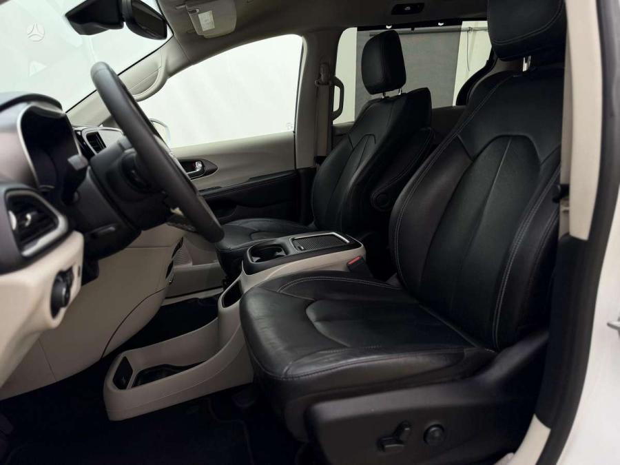White Chrysler Pacifica 2022 in Vilnius, with an engine capacity of 3.60 L and mileage of 50 thousand km for 25990 €, photo 11 on AUTOMOTO.COM.LV