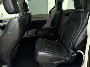 White Chrysler Pacifica 2022 in Vilnius, with an engine capacity of 3.60 L and mileage of 50 thousand km for 25990 €, photo 12 on AUTOMOTO.COM.LV