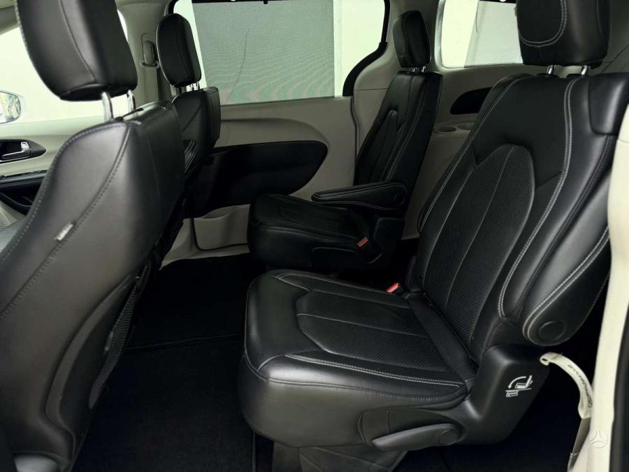 White Chrysler Pacifica 2022 in Vilnius, with an engine capacity of 3.60 L and mileage of 50 thousand km for 25990 €, photo 12 on AUTOMOTO.COM.LV