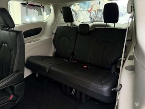 White Chrysler Pacifica 2022 in Vilnius, with an engine capacity of 3.60 L and mileage of 50 thousand km for 25990 €, photo 13 on AUTOMOTO.COM.LV