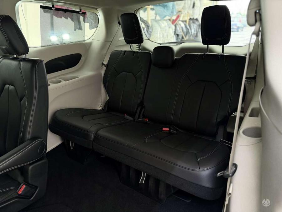 White Chrysler Pacifica 2022 in Vilnius, with an engine capacity of 3.60 L and mileage of 50 thousand km for 25990 €, photo 13 on AUTOMOTO.COM.LV