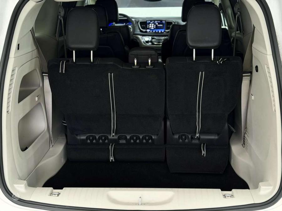 White Chrysler Pacifica 2022 in Vilnius, with an engine capacity of 3.60 L and mileage of 50 thousand km for 25990 €, photo 14 on AUTOMOTO.COM.LV