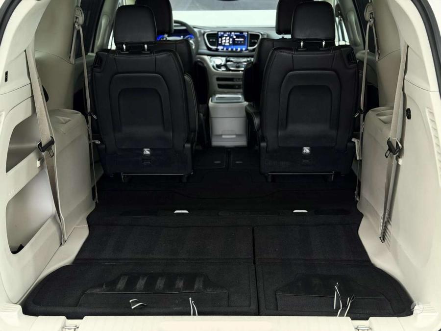 White Chrysler Pacifica 2022 in Vilnius, with an engine capacity of 3.60 L and mileage of 50 thousand km for 25990 €, photo 15 on AUTOMOTO.COM.LV