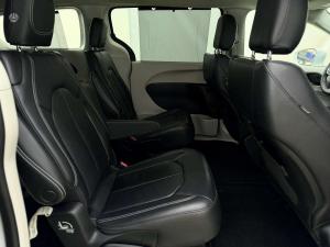 White Chrysler Pacifica 2022 in Vilnius, with an engine capacity of 3.60 L and mileage of 50 thousand km for 25990 €, photo 17 on AUTOMOTO.COM.LV