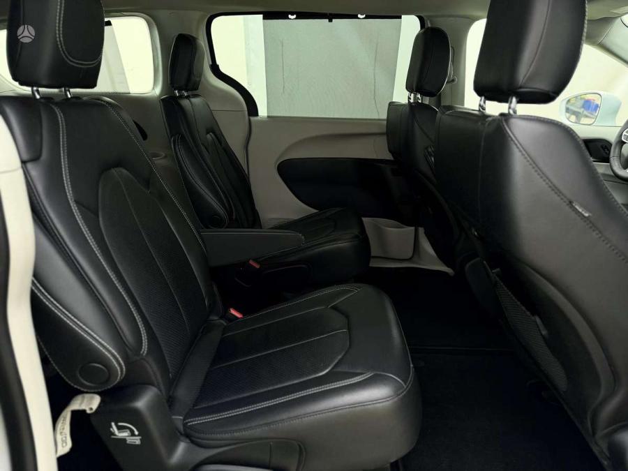 White Chrysler Pacifica 2022 in Vilnius, with an engine capacity of 3.60 L and mileage of 50 thousand km for 25990 €, photo 17 on AUTOMOTO.COM.LV