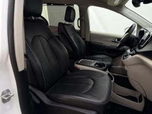 White Chrysler Pacifica 2022 in Vilnius, with an engine capacity of 3.60 L and mileage of 50 thousand km for 25990 €, photo 19 on AUTOMOTO.COM.LV