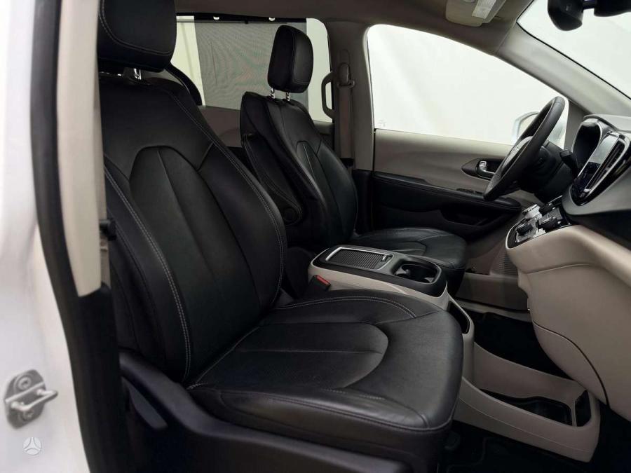 White Chrysler Pacifica 2022 in Vilnius, with an engine capacity of 3.60 L and mileage of 50 thousand km for 25990 €, photo 19 on AUTOMOTO.COM.LV