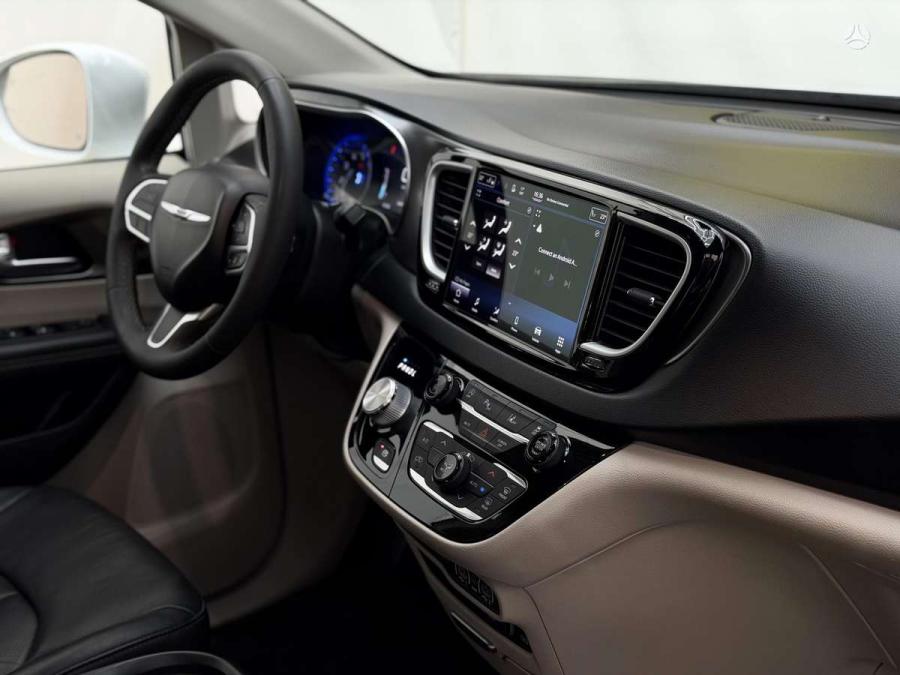 White Chrysler Pacifica 2022 in Vilnius, with an engine capacity of 3.60 L and mileage of 50 thousand km for 25990 €, photo 20 on AUTOMOTO.COM.LV