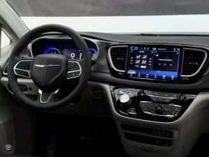 White Chrysler Pacifica 2022 in Vilnius, with an engine capacity of 3.60 L and mileage of 50 thousand km for 25990 €, photo 21 on AUTOMOTO.COM.LV