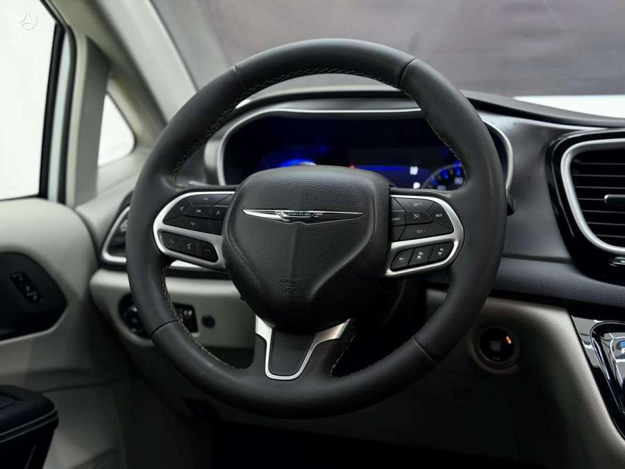 White Chrysler Pacifica 2022 in Vilnius, with an engine capacity of 3.60 L and mileage of 50 thousand km for 25990 €, photo 22 on AUTOMOTO.COM.LV